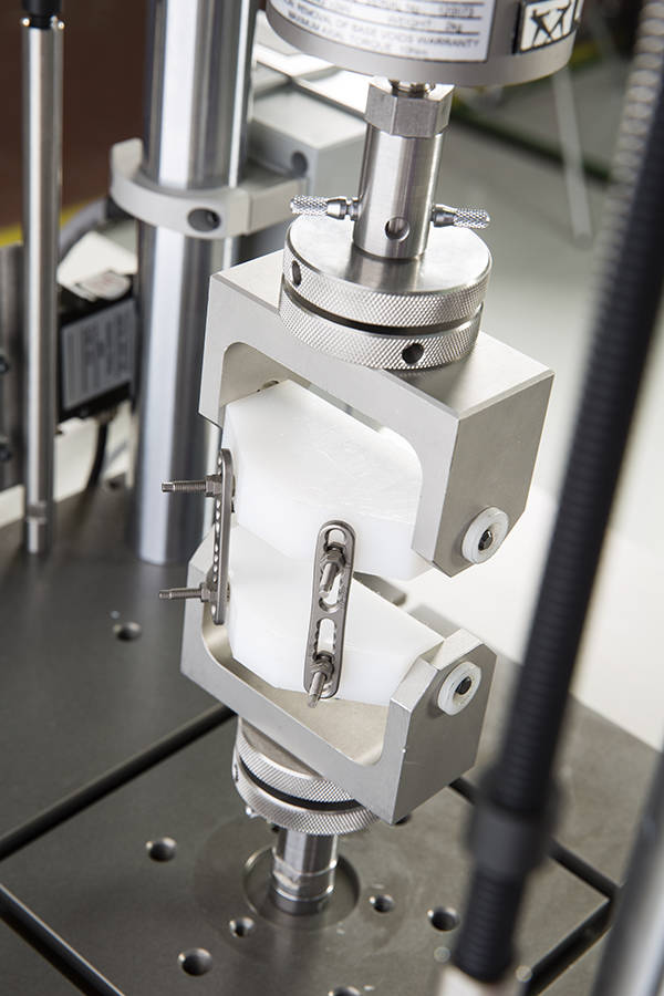 ASTM F1717-18、ASTM F2706-18、ISO 12189-8に準拠した脊椎インプラント構造の周期的疲労試験に関するガイド ...