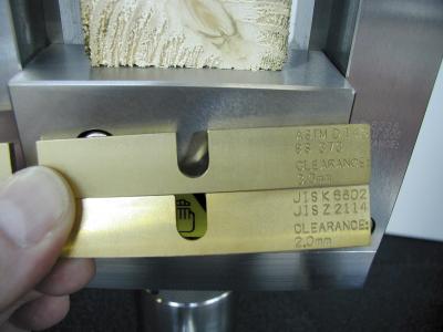 Fatigue Rated Mechanical Wedge Action Tensile Grips | Instron